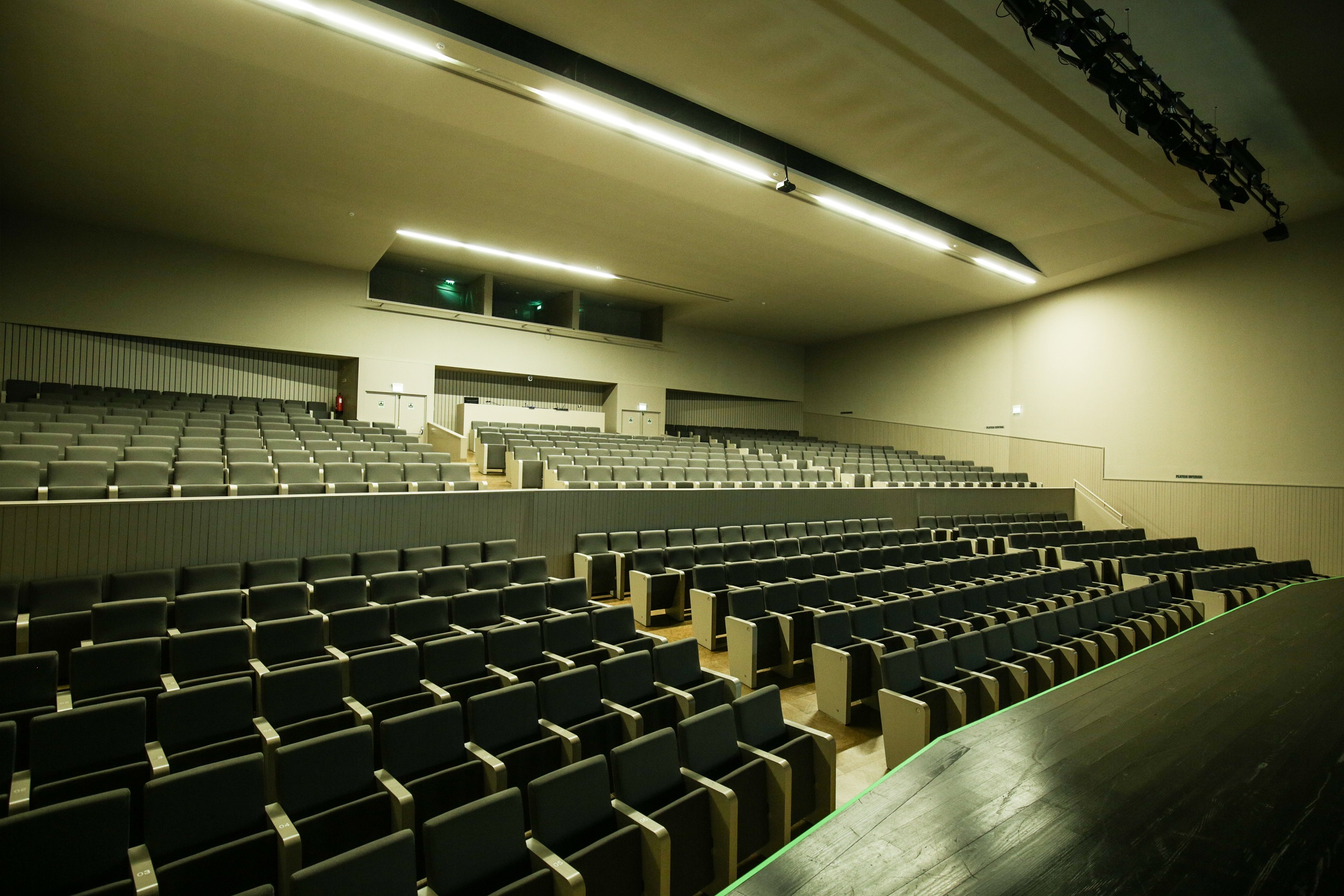 Outubro com música, dança e poesia no Cineteatro António Lamoso ...